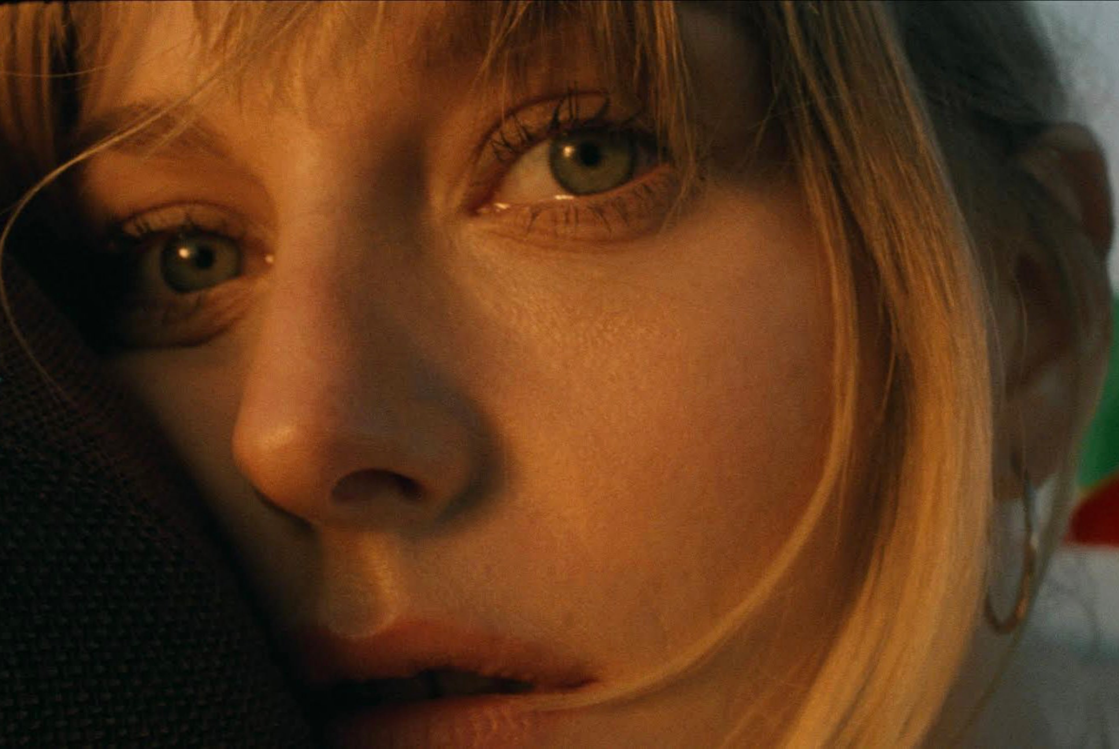 Janie se révèle plus touchante que jamais dans le clip de « Mon Idole ...
